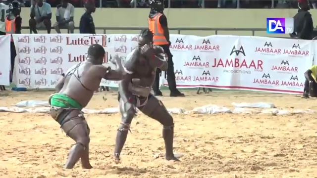 Lutte : Siteu terrasse Papa Sow d’une prise spectaculaire