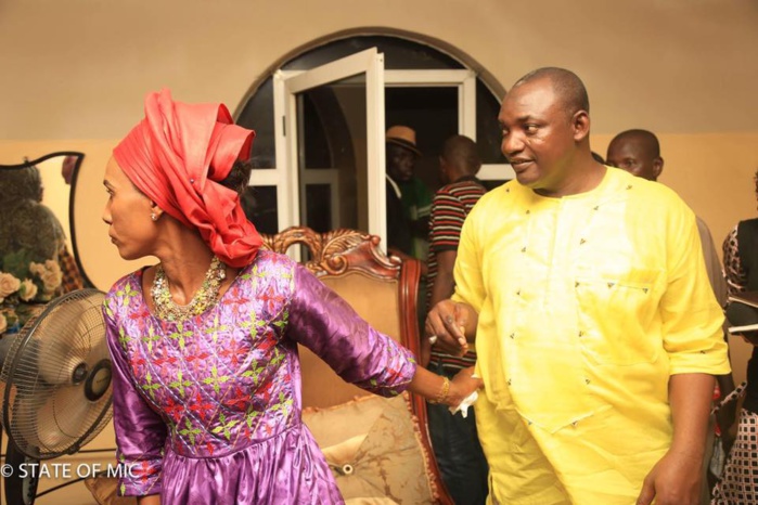 Scène insolite hier chez Adama Barrow: sa femme le force à aller manger ...