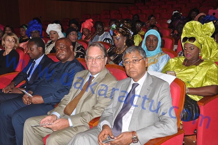 Les images de la cérémonie de remise de cheques aux bénéficiaires du ...