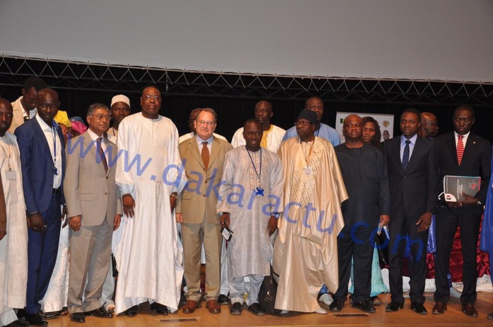 Les images de la cérémonie de remise de cheques aux bénéficiaires du ...
