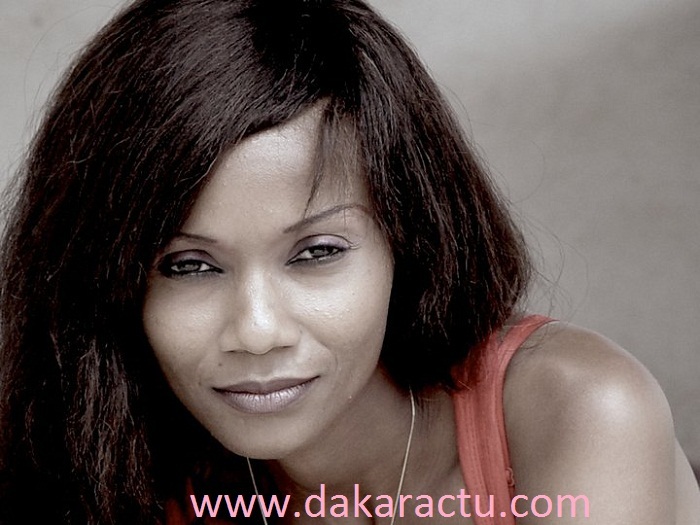 Quand Nadia, la belle voix de Nostalgie fm, affiche son regard