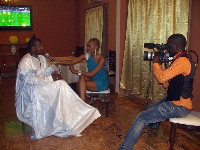 Ndéye Ndack en plein tournage avec Ousmane Gangué