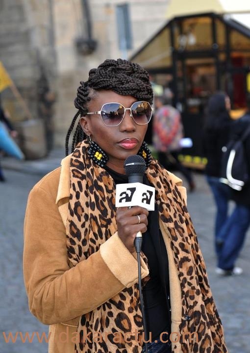 La styliste Adama Paris en plein tournage de son émission sur Africa7.