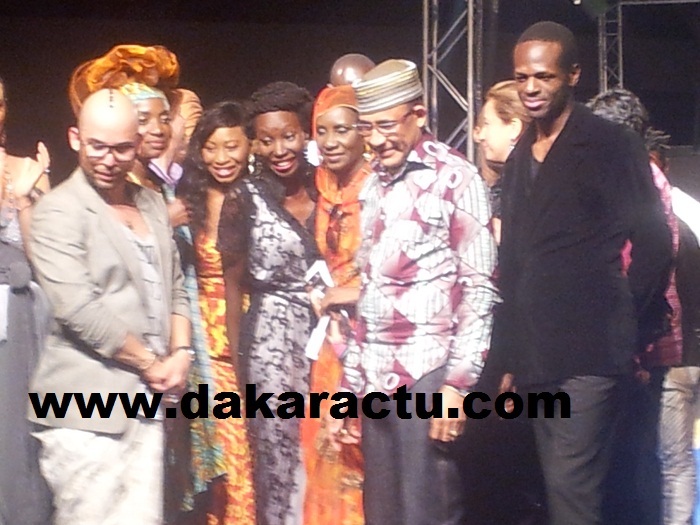 Adama Paris entourée de ses amis stylistes pour saluer le public