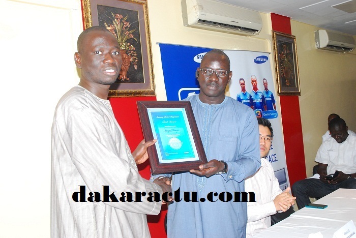 Issa Ndiaye de Samsung remet un diplôme de mérite au patron de CCBM Holding
