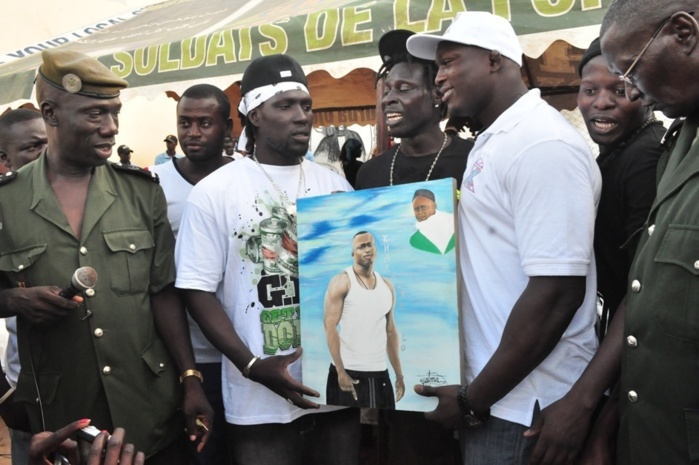 Le lutteur Modou Lo offre des "ndogous" aux prisonniers (PHOTOS)
