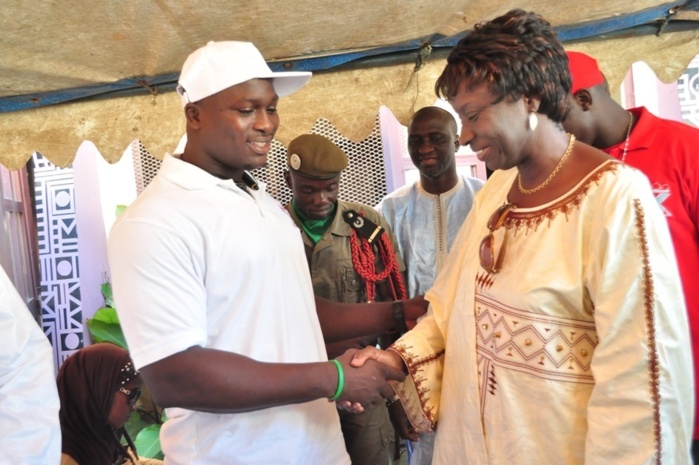 Le lutteur Modou Lo offre des "ndogous" aux prisonniers (PHOTOS)