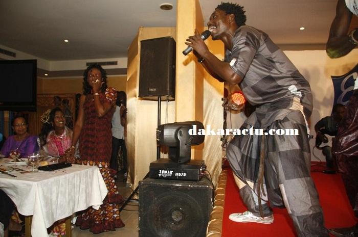 Pape Thiopet montre que le ''thiaya '' fait aussi partie de son port ...