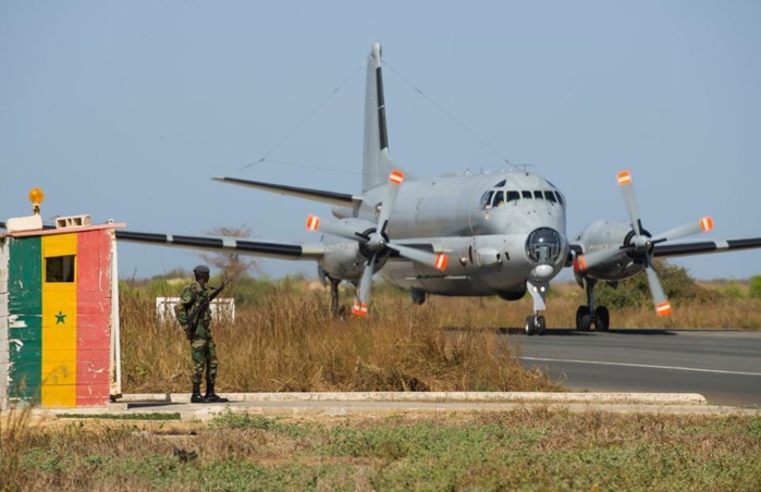 Guerre au Mali : Un avion français sur le tarmac de l'aéroport de Dakar ...