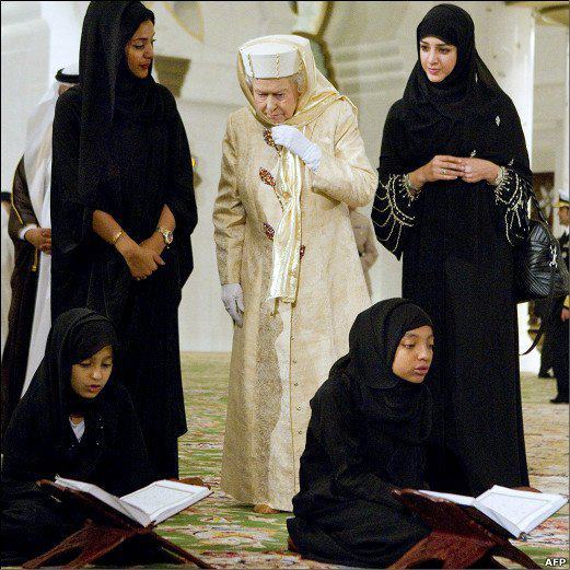 La reine Elisabeth II visite une mosquée à Abu Dhabi et porte le ...