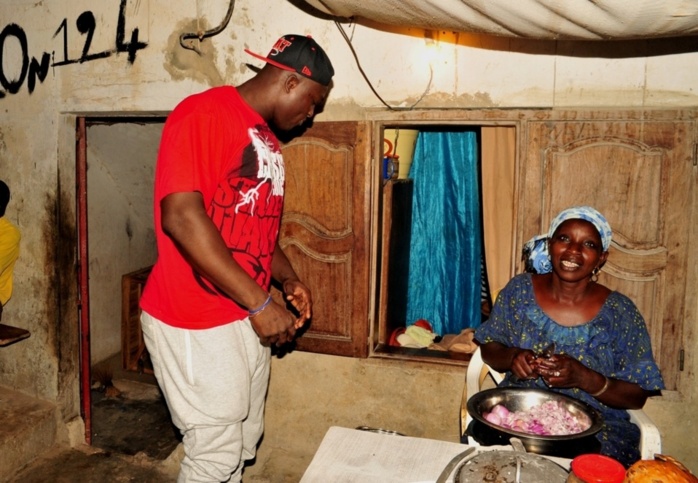 Le lutteur Modou Lô dans une gargote aux parcelles assainies, Unité 10 ...