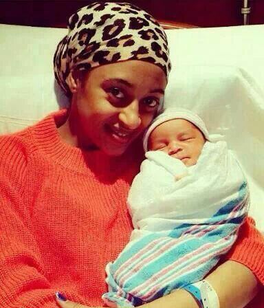 Voici Mohamed Seck, le nouveau bébé de Wally Ballago Seck avec sa mère ...
