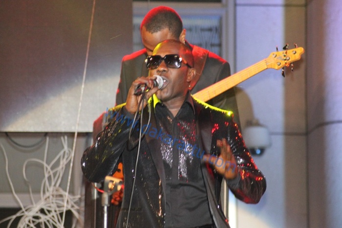 Mbaye Dieye Faye assurant le show avant l'arrivée de Youssou Ndour