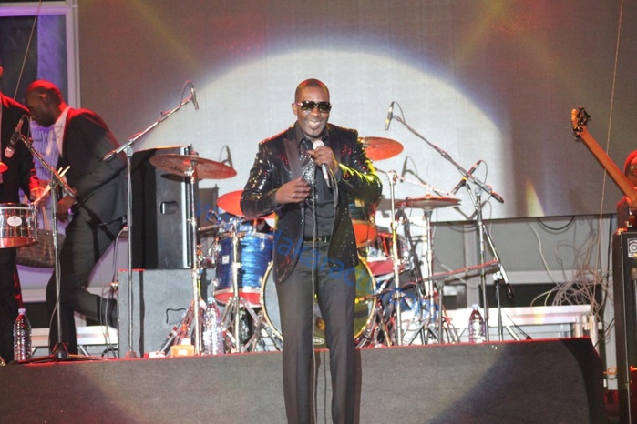 Mbaye Dieye Faye assurant le show avant l'arrivée de Youssou Ndour