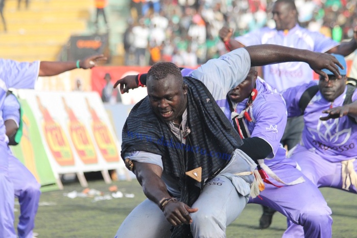 Revivez en images le combat Modou Lo/Eumeu Séne au stade Demba Diop