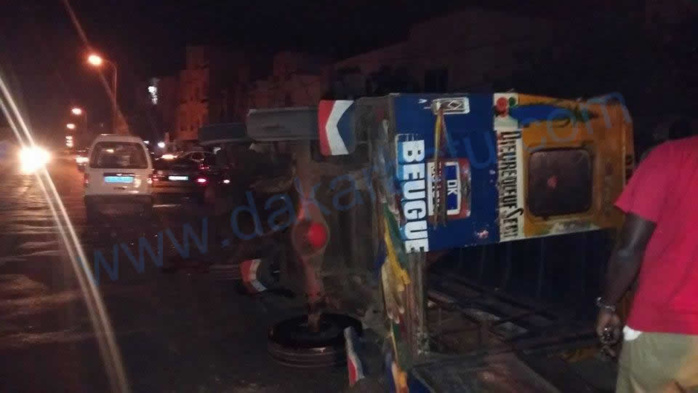 Accident au rond point 26 : L'incroyable dérapage d'un car rapide