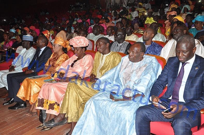 Les images de la cérémonie de remise de cheques aux bénéficiaires du ...