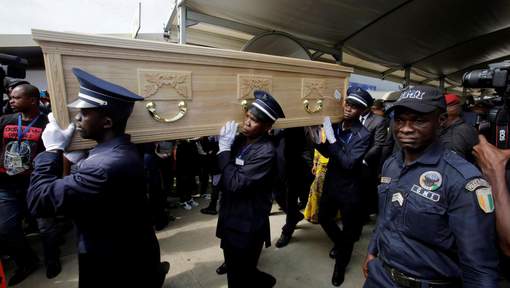 Un millier de personnes accueillent le corps de Cheick Tioté