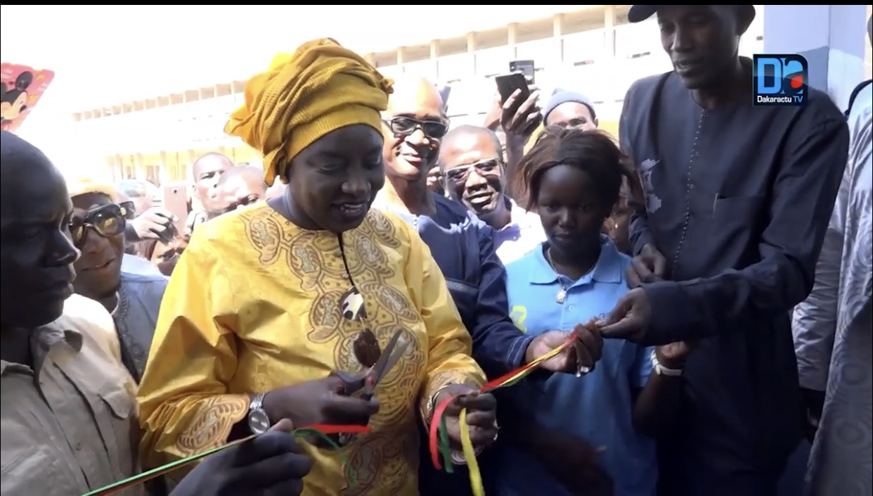 Kaolack : Aminata Touré procède à la réception des blocs sanitaires du lycée Valdiodio Ndiaye.