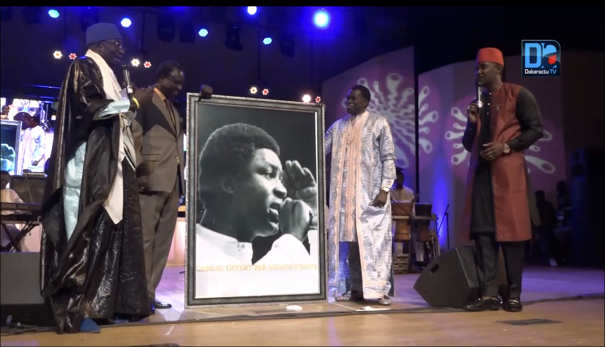 20 ans de carrière : Assane Ndiaye et ses fans font vibrer le Grand ...