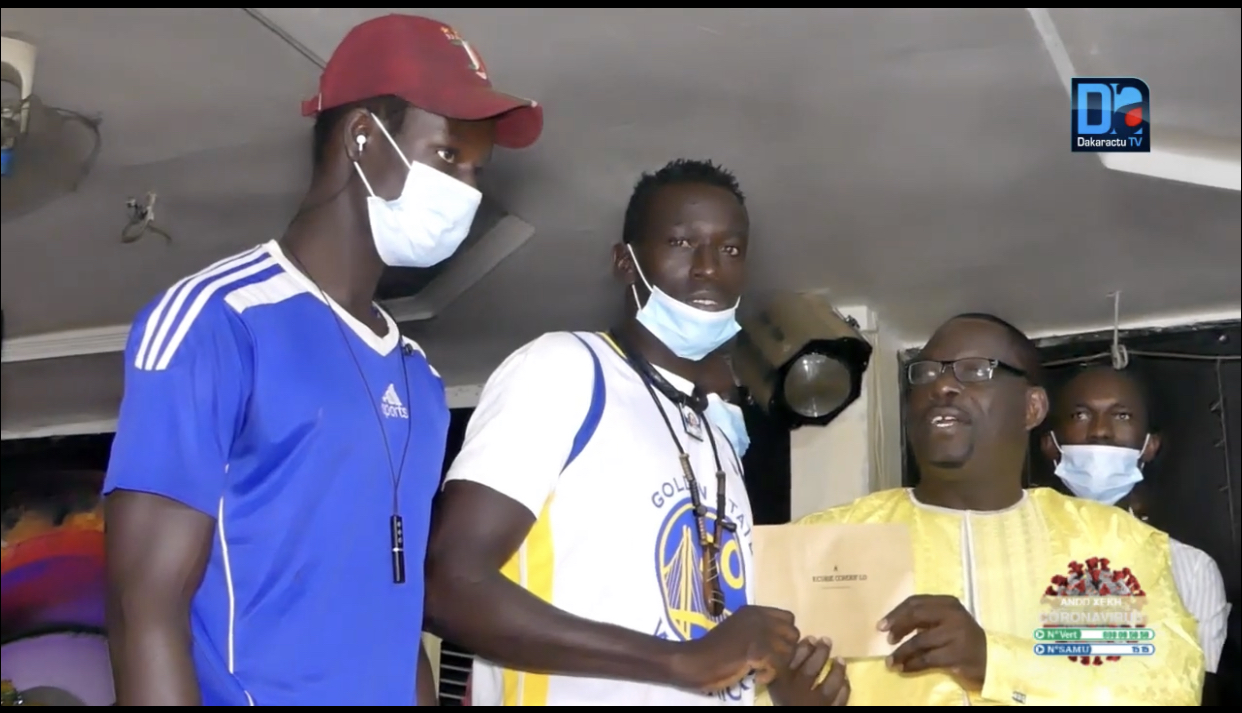 Thiès : Le maire de Chérif Lô, Ousmane Sarr, donne des enveloppes ...