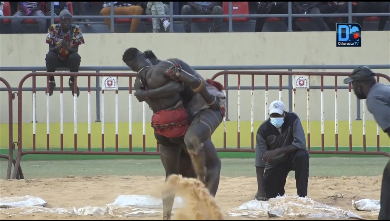 Lutte avec frappe : Thiatou Daouda Fall démontre sa technicité face à ...