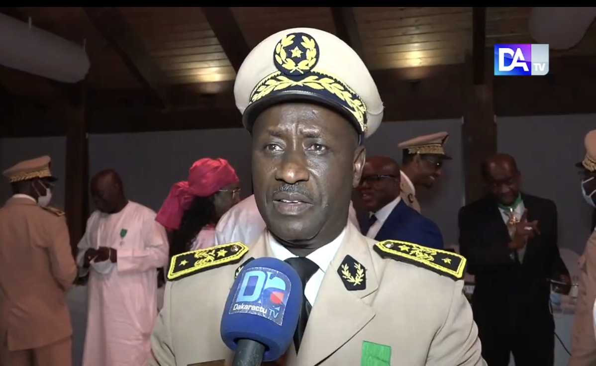 Décoré chevalier l'ordre national du lion : Le sous-préfet Djiby Diallo ...