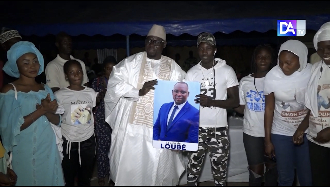 Meeting de remerciement : La population de Mbam honore son maire ...
