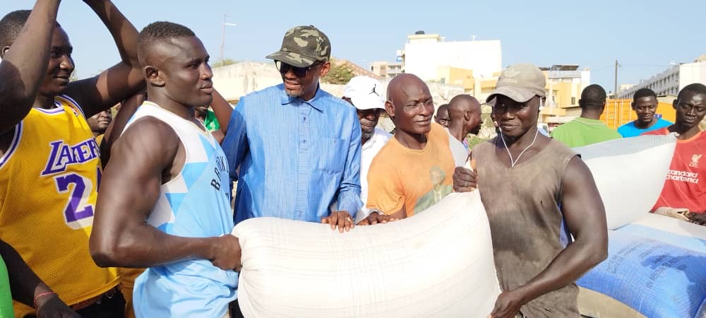Habib Niang remet une tonne de mil aux charretiers, et les invite à ne ...