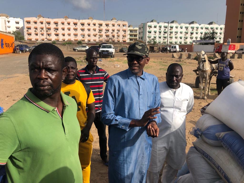 Habib Niang remet une tonne de mil aux charretiers, et les invite à ne ...