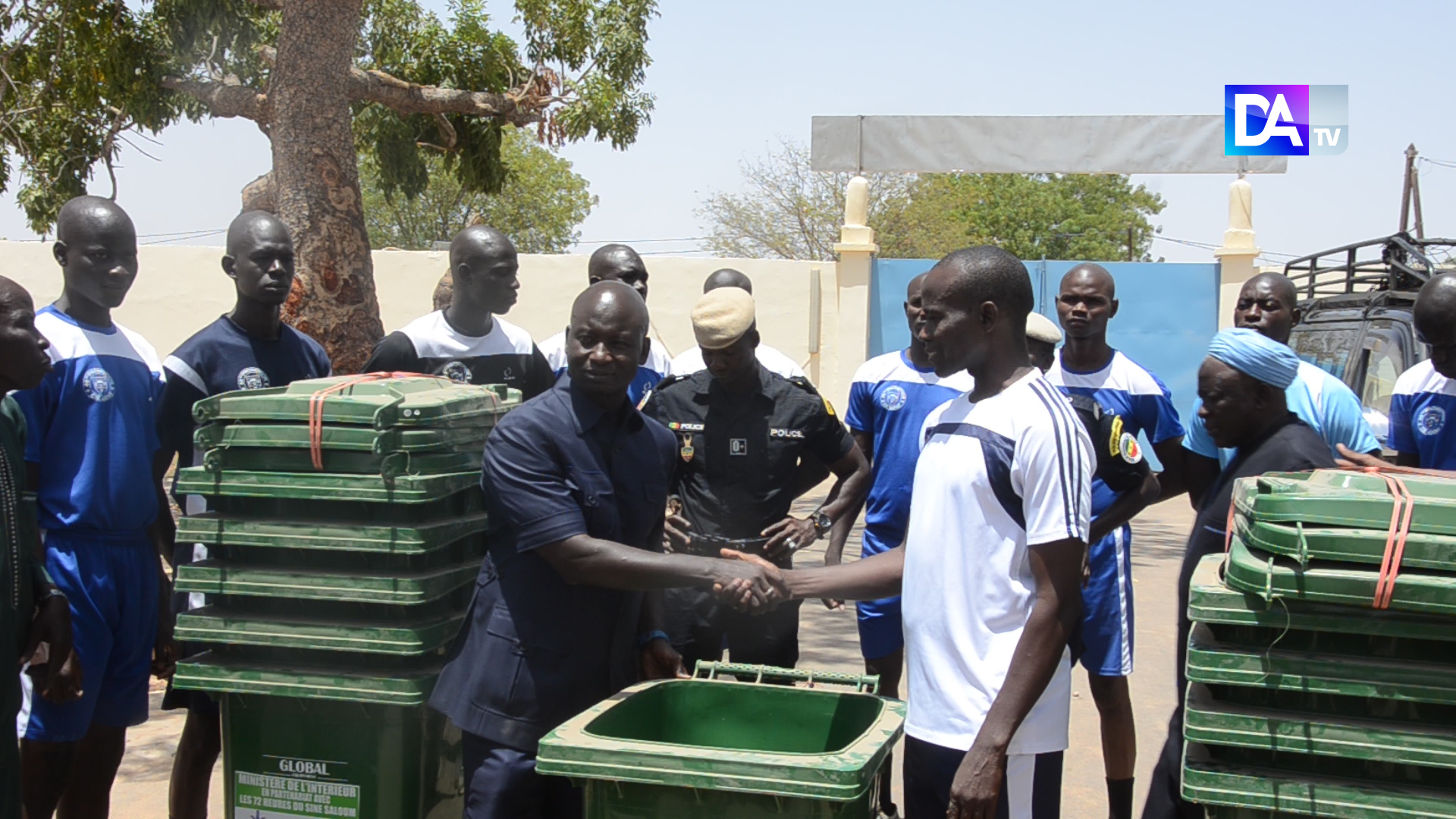 Kaolack : Fallou Kébé offre un lot de 150 bacs à ordures aux écoles et ...