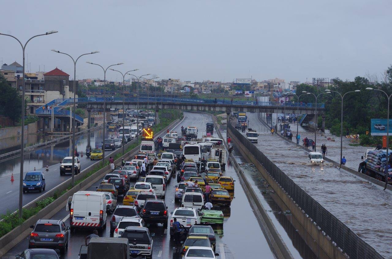 La pluie provoque un embouteillage sur l'autoroute à péage (IMAGES)