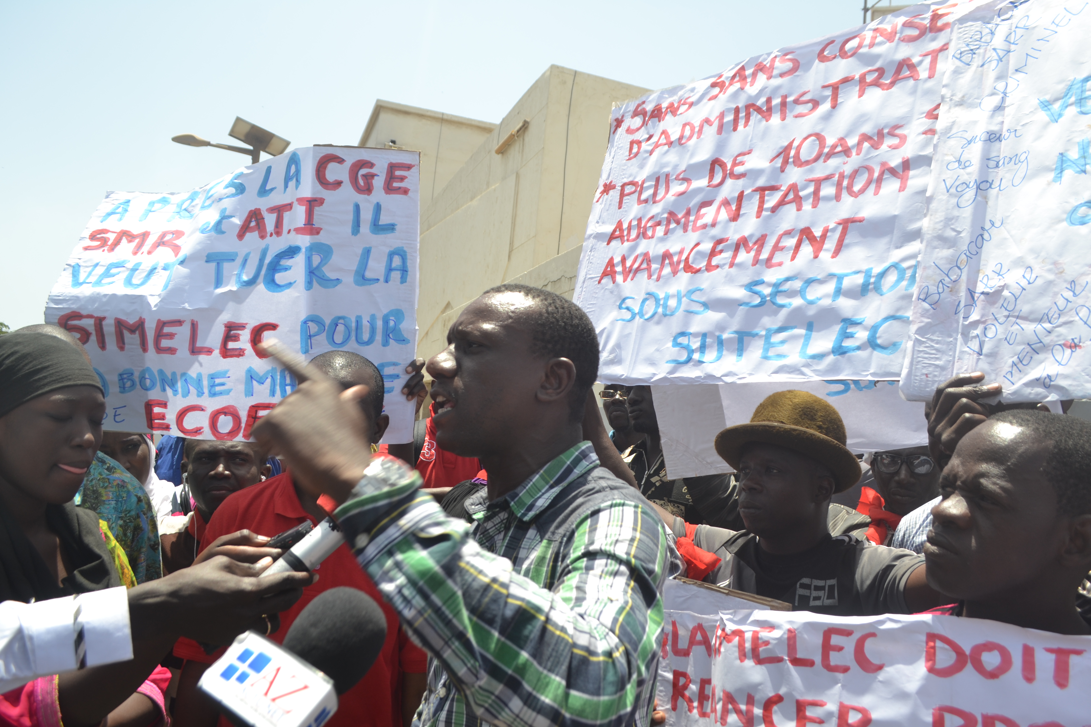 Après 7 mois sans salaire : Les agents de la sous-section SUTELEC de la ...