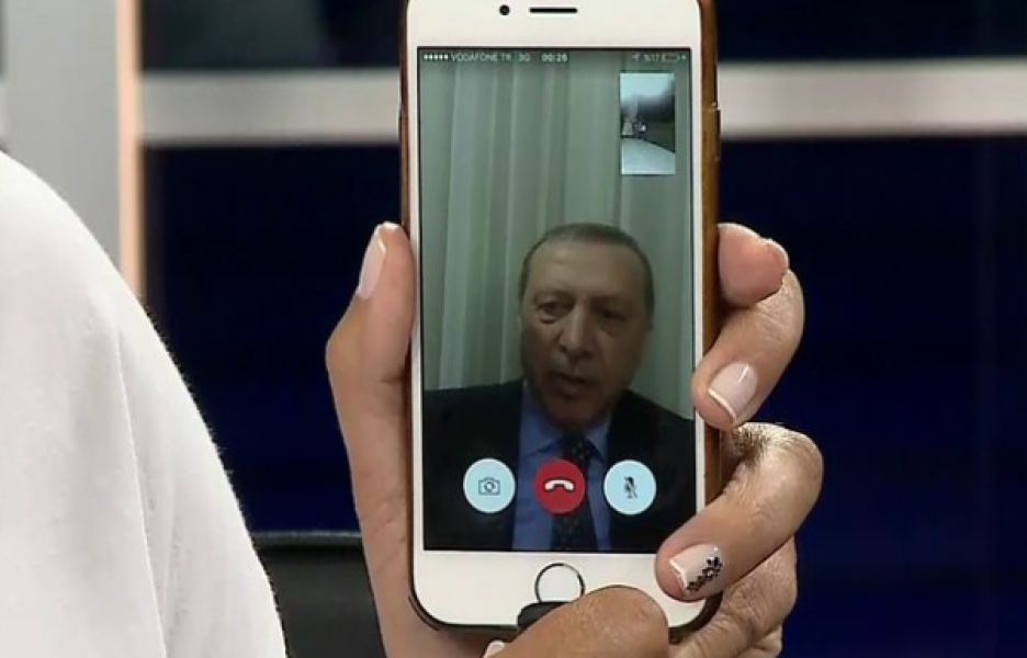 Erdogan apparaît à la télévision via Facetime (vidéo)
